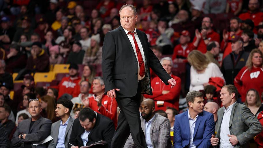 Greg Gard jumps to offer 7-foot recruit from Minnesota ahead of the ...