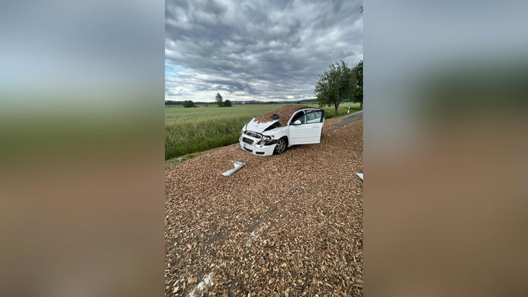 Auto rammt Traktorgespann: Drei Tonnen Hackschnitzel blockieren L496 ...