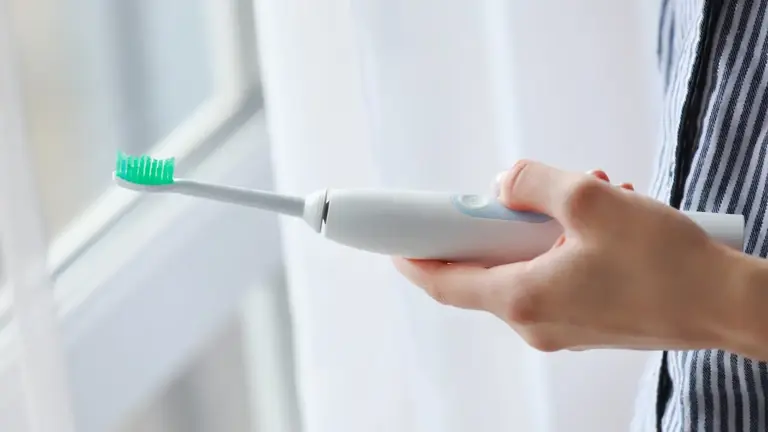 7 cosas que puedes limpiar con un viejo cepillo de dientes eléctrico