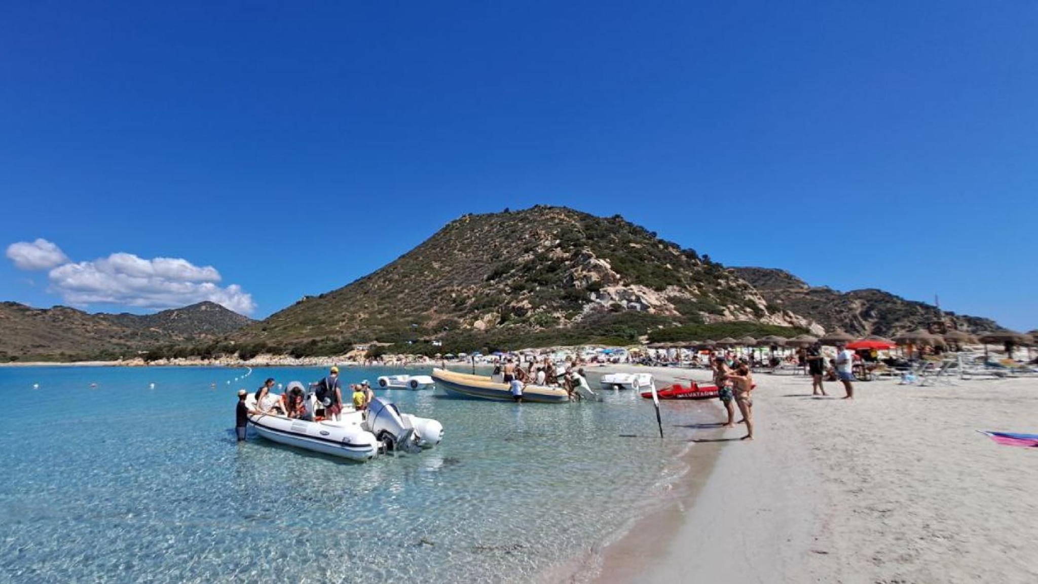 Passo indietro a Villasimius: ok agli ombrelloni per famiglie ma ...