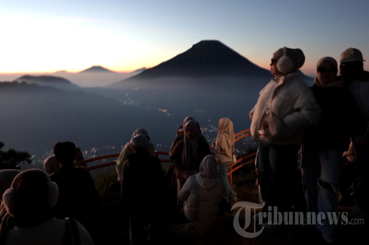 Wisata matahari terbit Bukit Sikunir Dieng