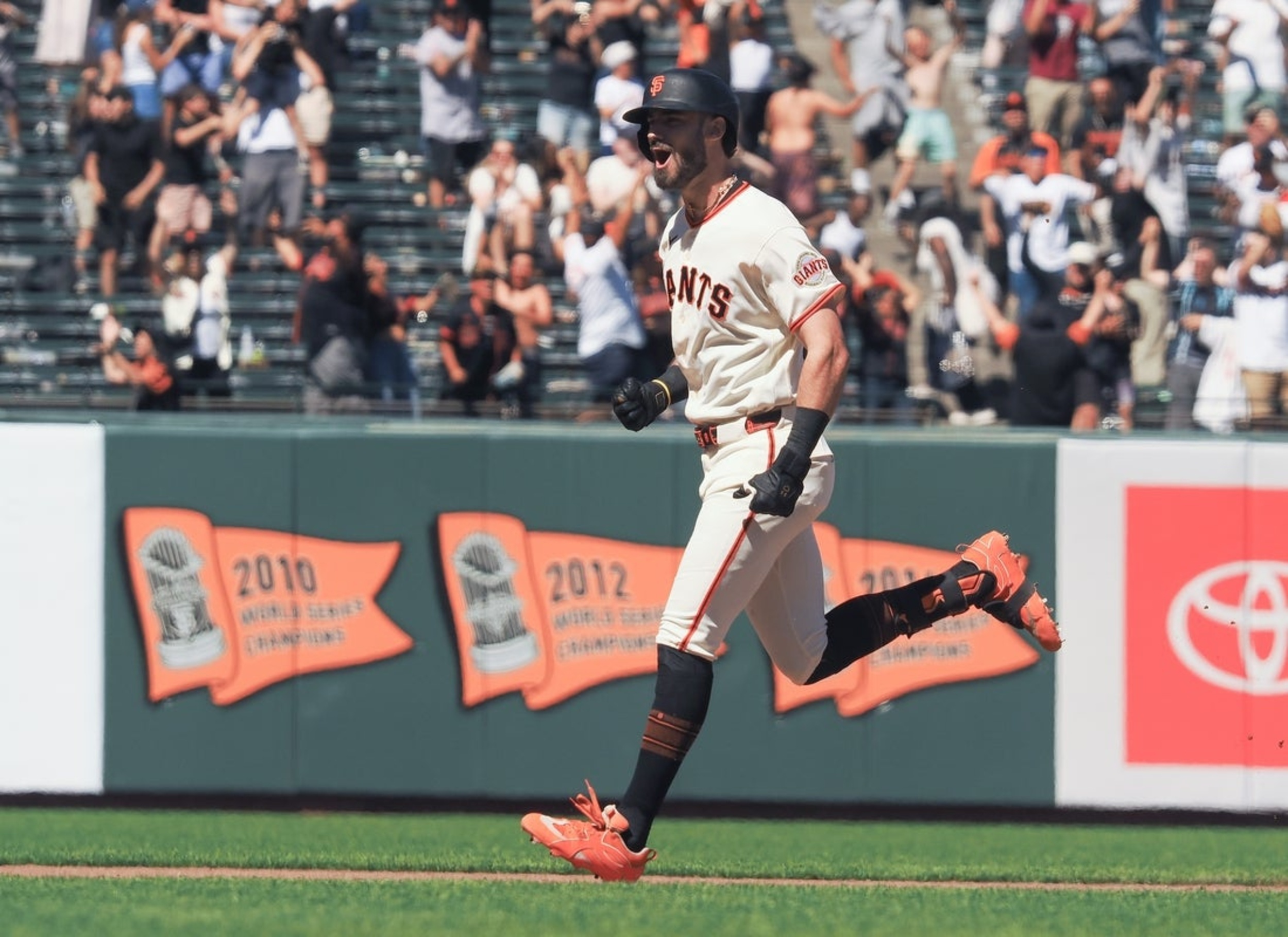 MLB roundup: Giants cap rally from 8-run deficit with walk-off slam