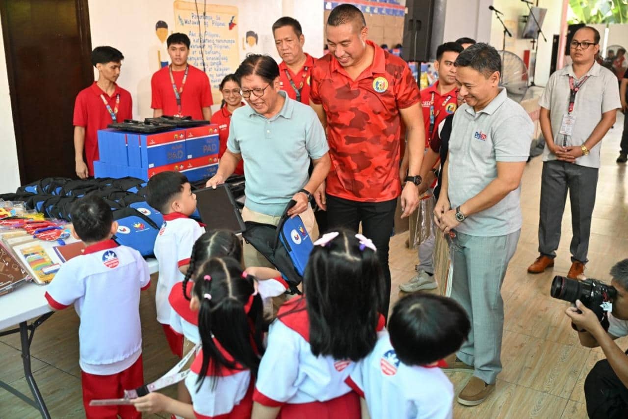 Marcos meets San Juan scholars, leads school supplies distribution