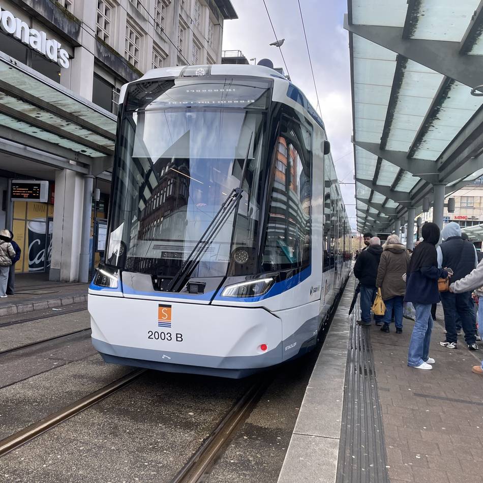 „Viel leiser, viel cooler“ – die neue Saarbahn rollt jetzt durch ...