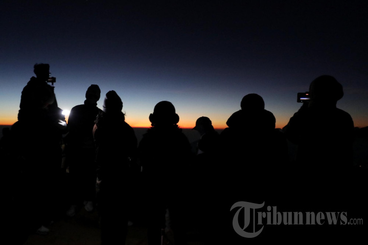 Wisata matahari terbit Bukit Sikunir Dieng