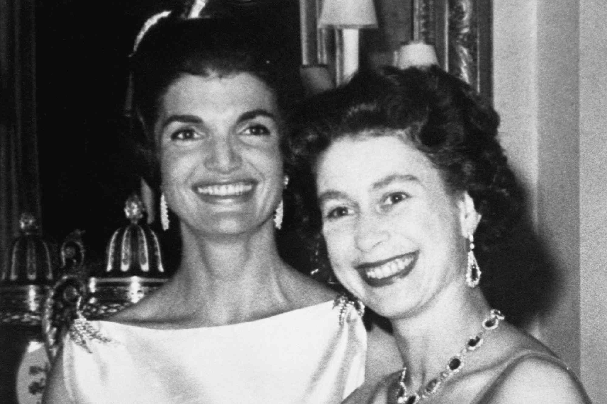 The two-word criticism Jackie Kennedy made about Queen Elizabeth before ...