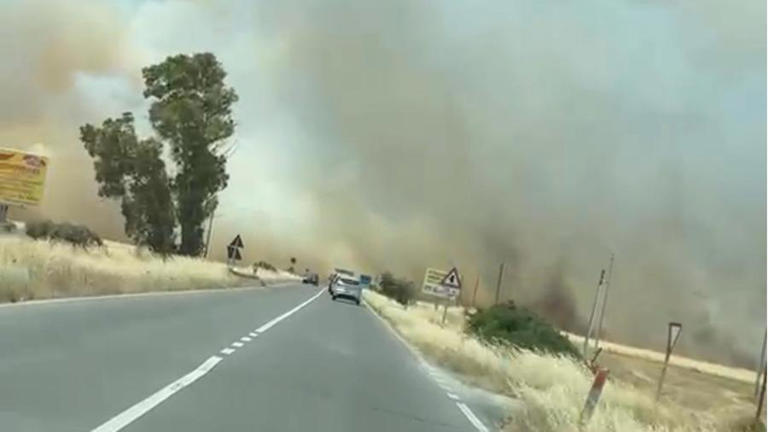 Incendio sulla 387 fra Settimo e Selargius: il fumo invade la strada