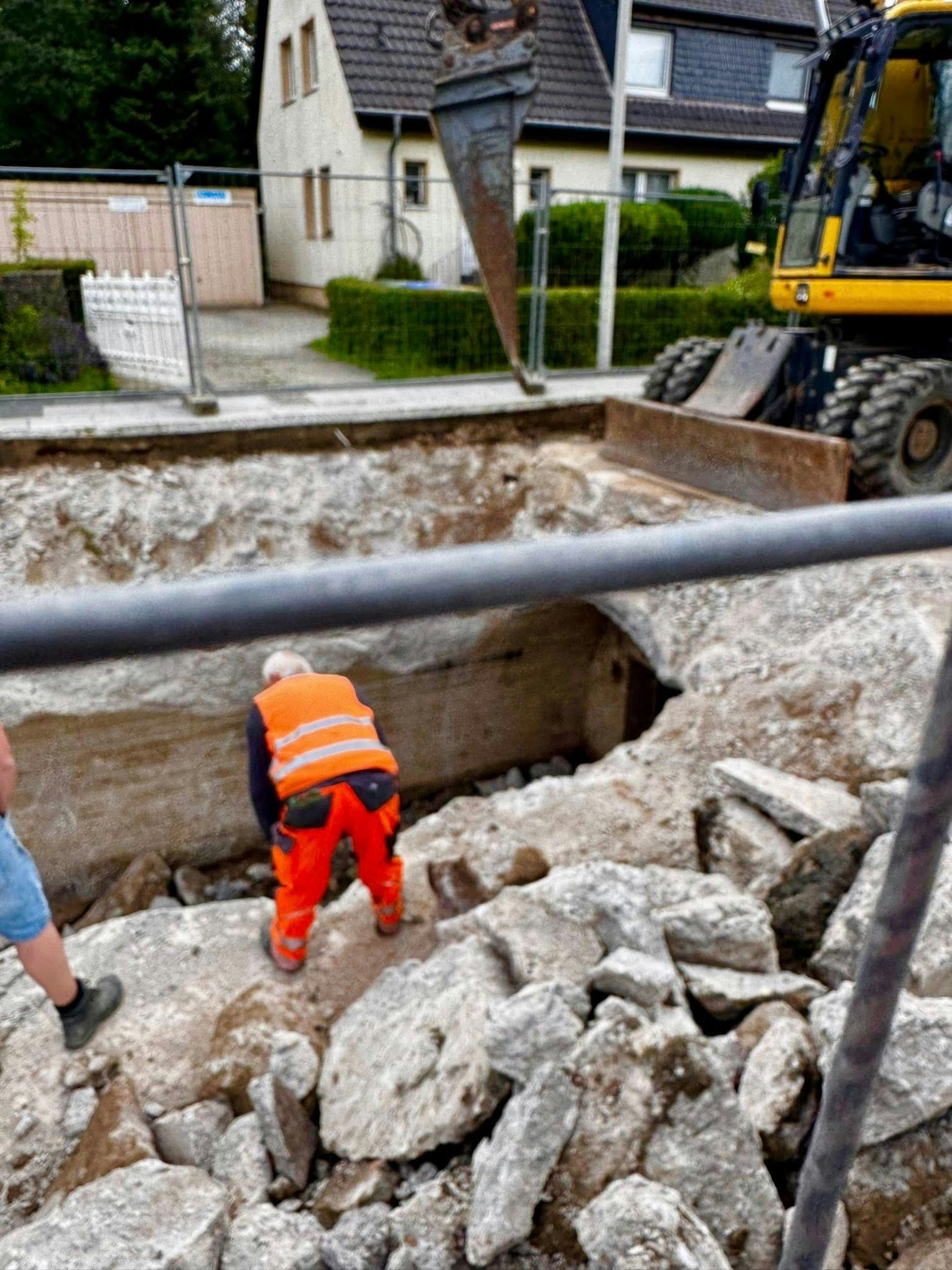 „Untersuchungen erschwert“: Unterirdischer Bunker bei Bauarbeiten in ...