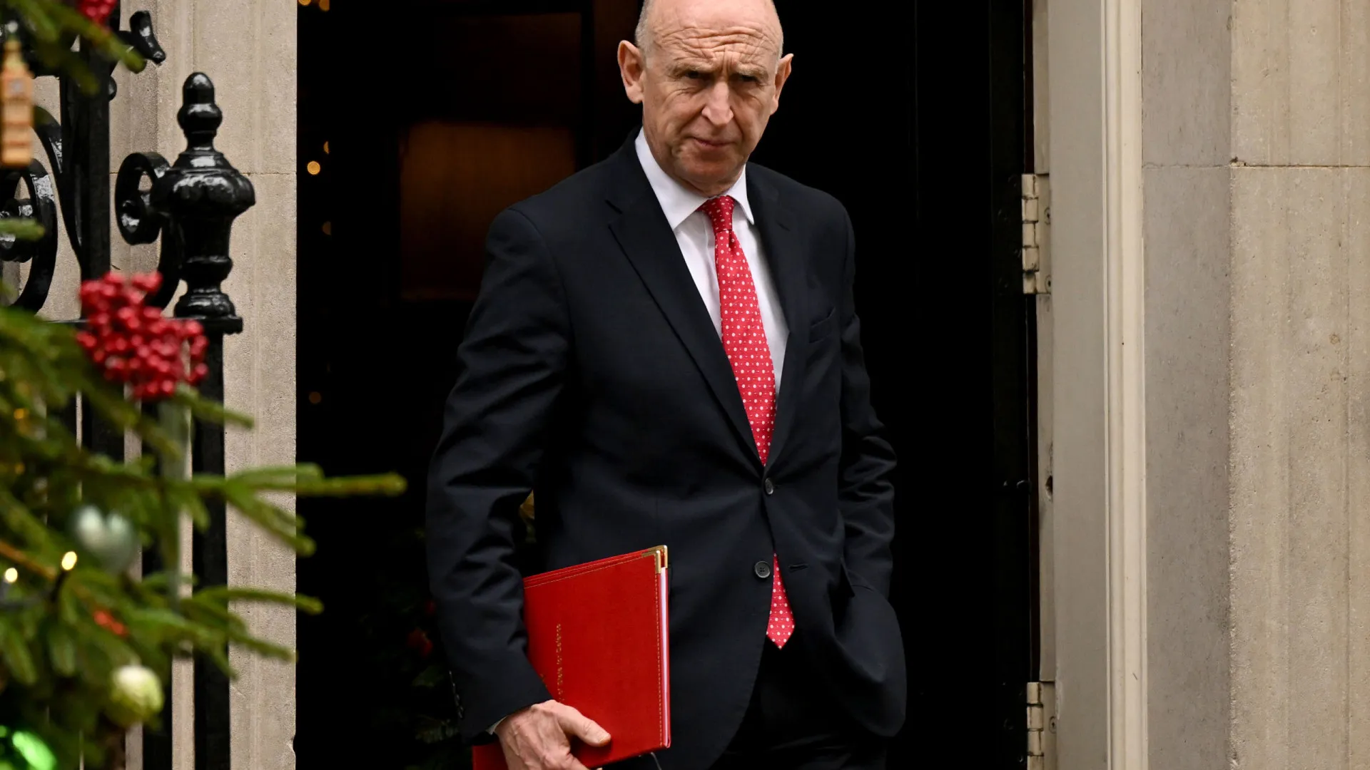Ministro da Defesa britânico John Healey demite-se