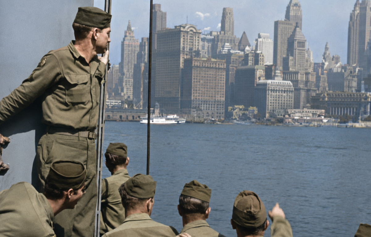 14 colorized photos that capture soldiers coming home after WWII