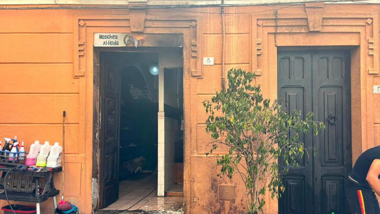 Cagliari, presidio davanti alla moschea dopo il raid incendiario ...