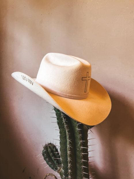 El sombrero cowboy que dejó sin palabras al papa León XIV en su visita ...