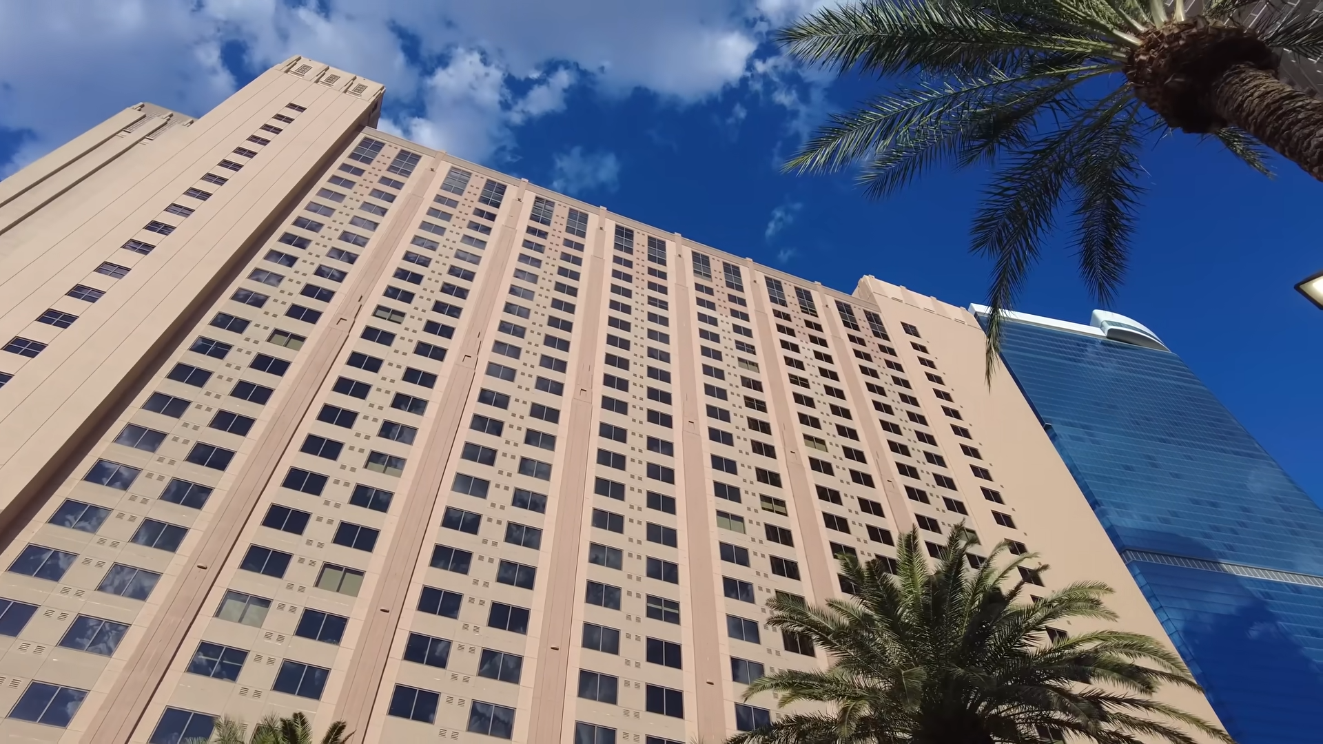 This 39-floor Vegas hotel has pools, free parking, and a room ...