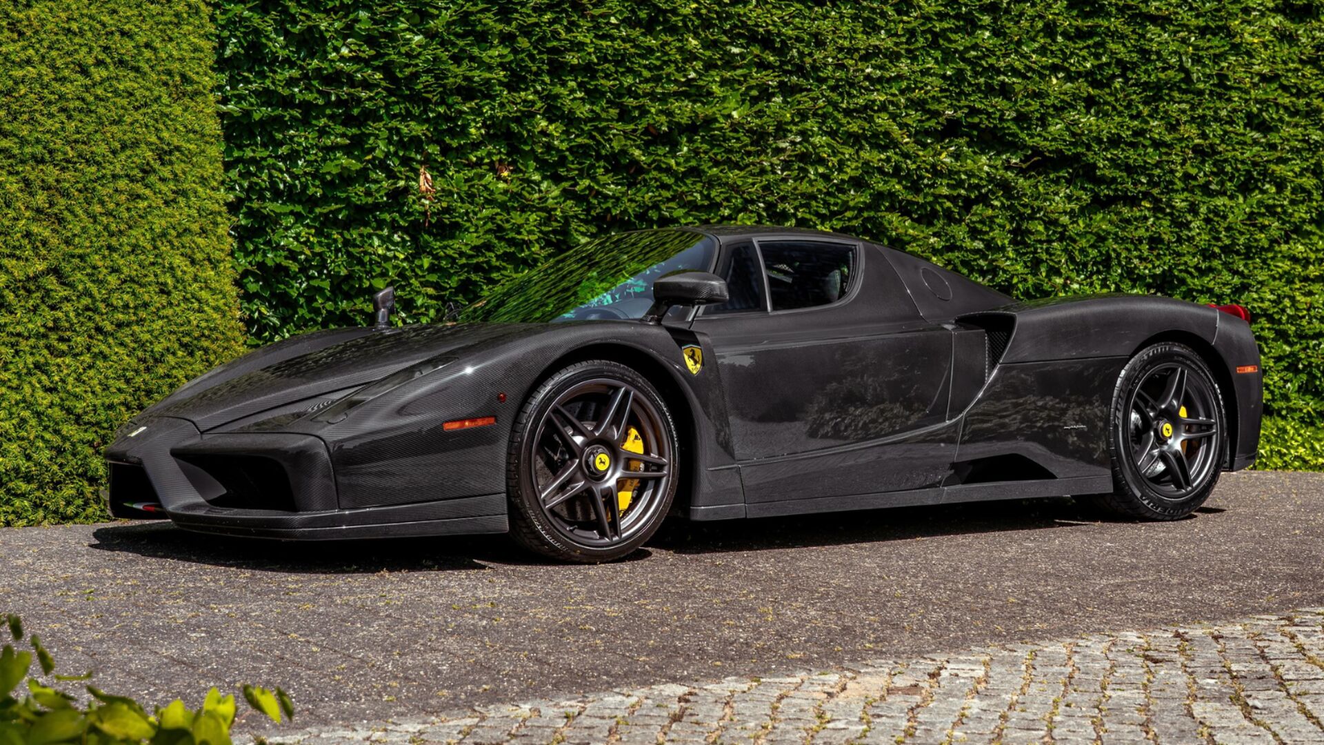 Slechts 3 ter wereld: deze dikke Ferrari Enzo verliet Maranello zonder lak