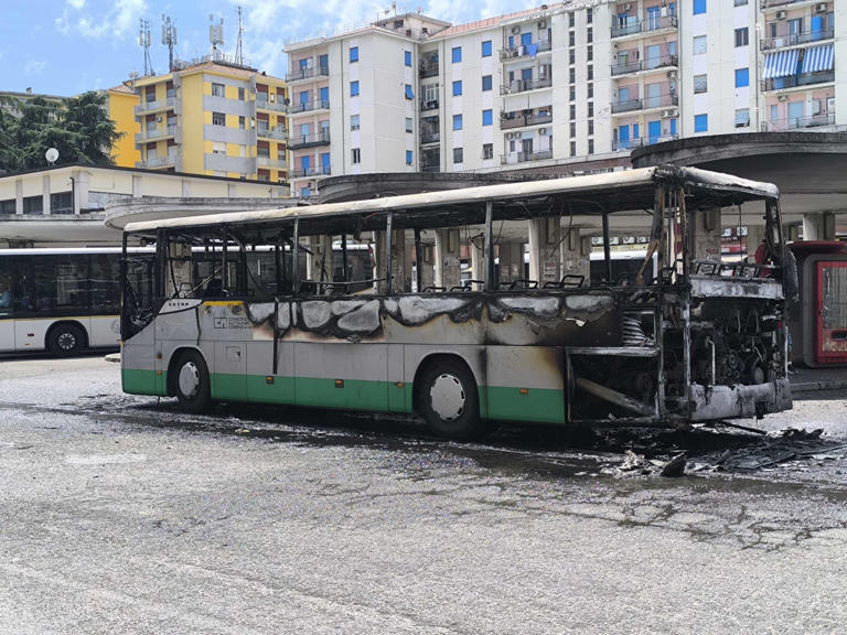 Bus distrutto dalle fiamme all'autostazione di Cosenza, nessun ferito