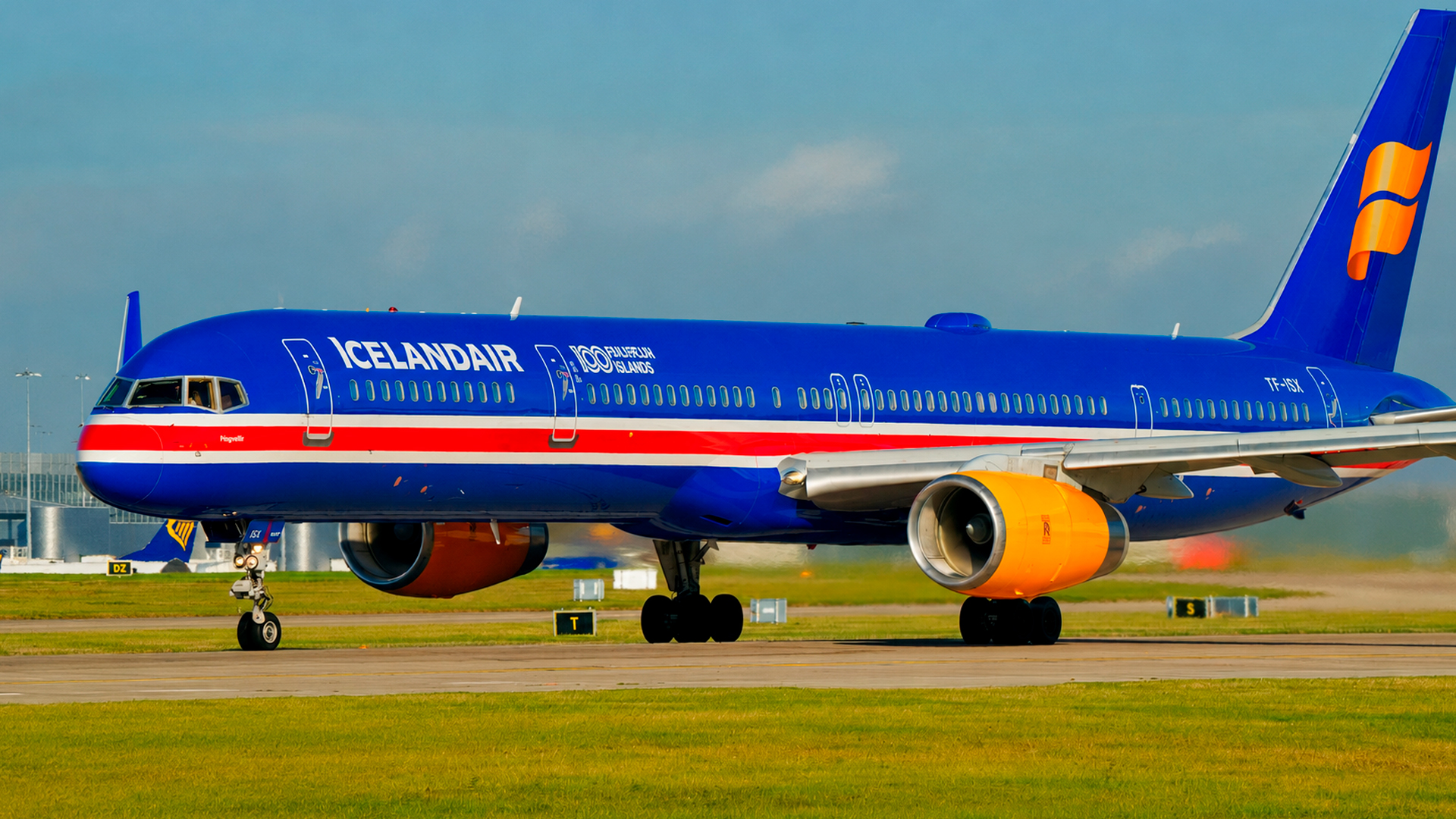 Rare Boeing 757-300 farewell caught on camera