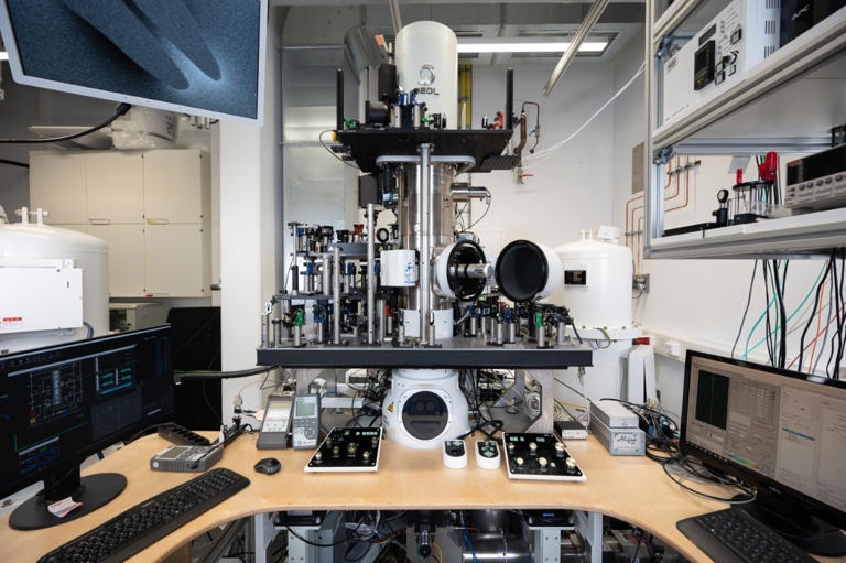 Electron matter waves gain ultrafast torque that flips handedness in ...