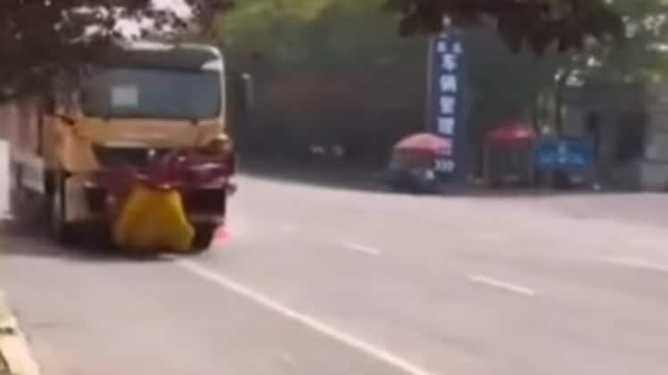 Viral video of China's futuristic road-cleaning machine stuns social ...