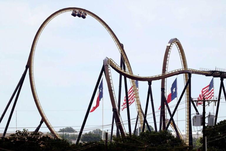 Record-breaking Six Flags dive coaster Tormenta Rampaging Run gets ...