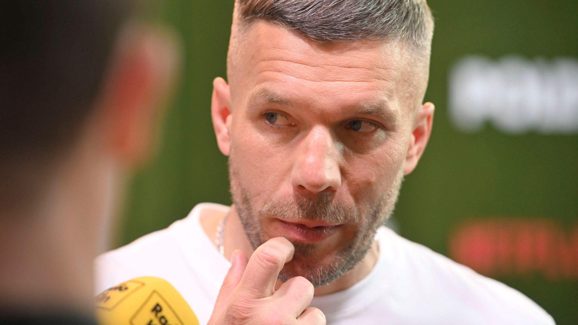 Lukas Podolski schockiert: „Meiner verstorbenen Oma wurden ihr Ehering ...