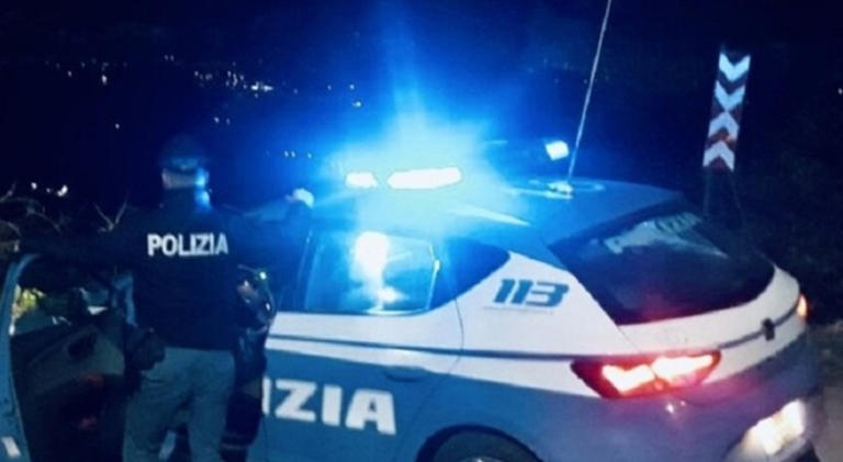 Speronano un'auto per rapinarla, ma le vittime sono poliziotti e ...