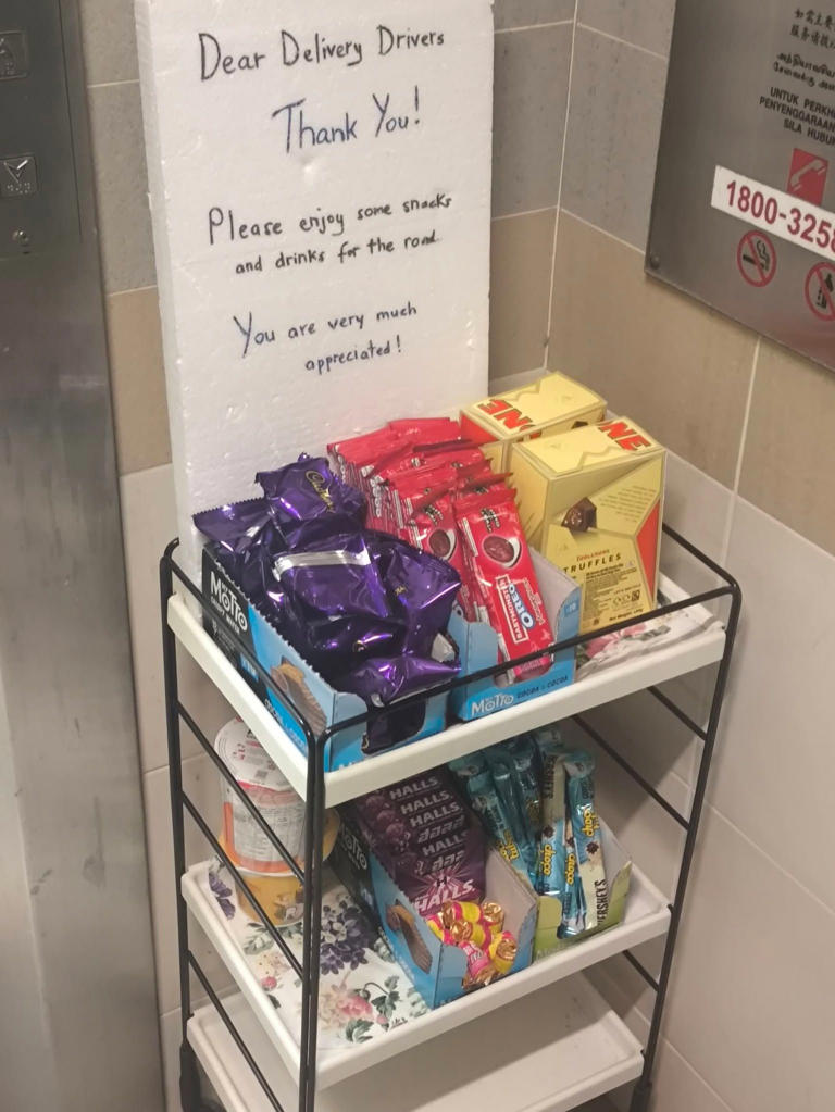SG residents set up snack trolley for delivery riders with handwritten ...