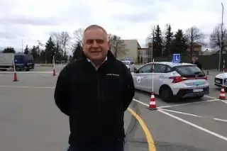 17-latkowie chętnie zdają na prawo jazdy. Duże zainteresowanie kursami ...
