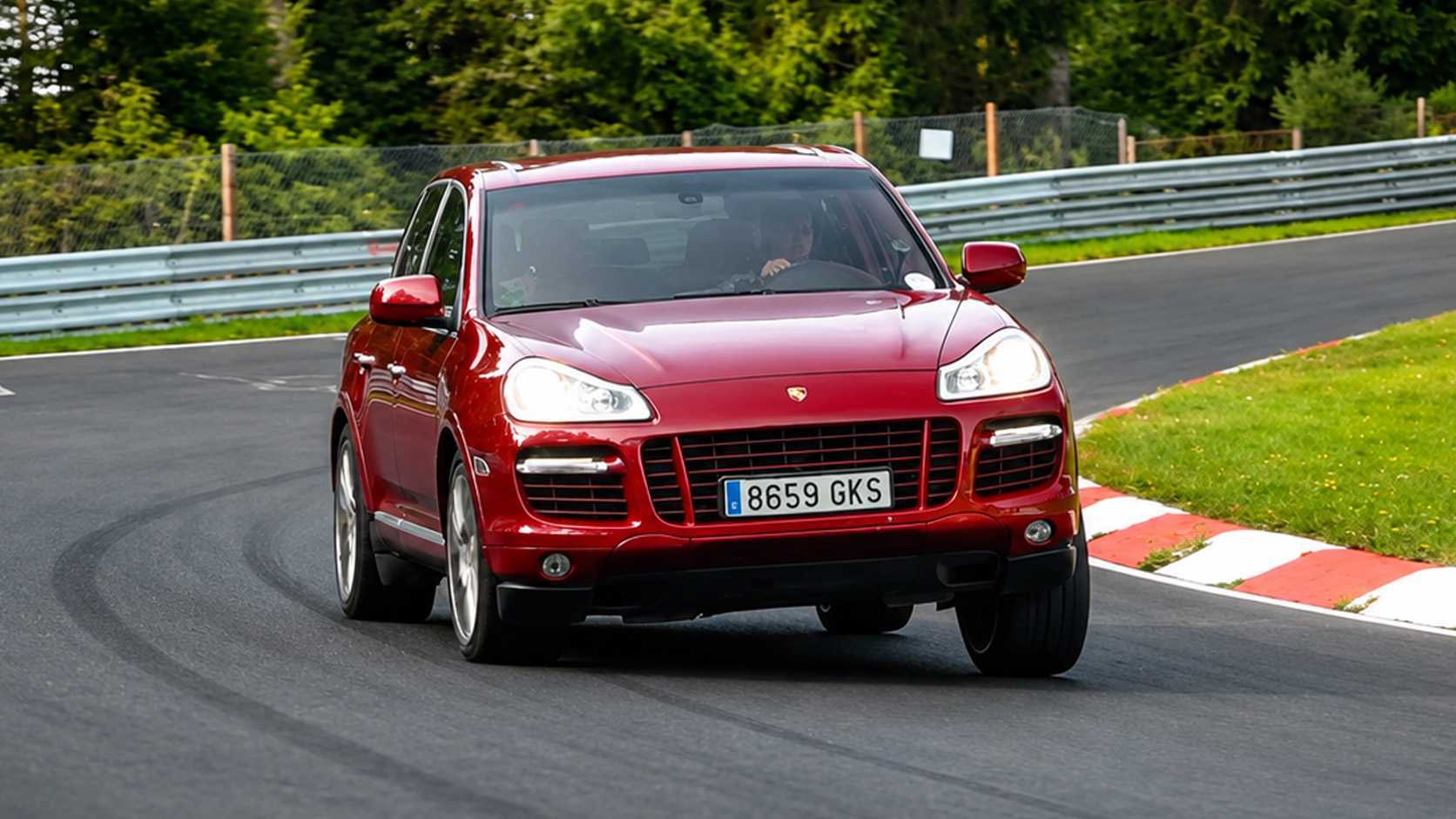 What happens when an SUV speeds on the Nürburgring track?