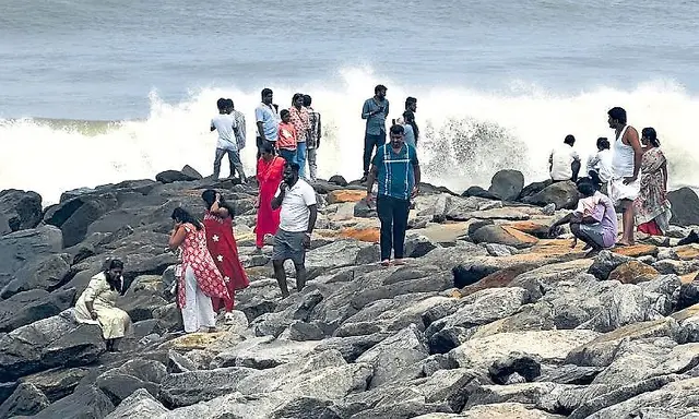 Kundapur: Risk of accidents as tourists play on slippery rocks of Trasi ...