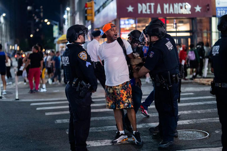 NYPD takes unprecedented action for Knicks parade with 10,000 officers ...