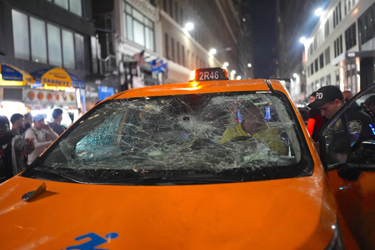 NY Knicks fans waving Palestinian flag seen smashing yellow cab after ...
