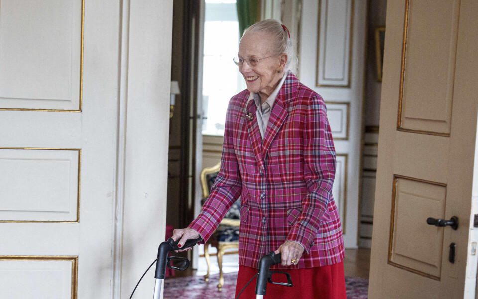 Aidée d’un déambulateur, Margrethe de Danemark reprend le chemin du travail