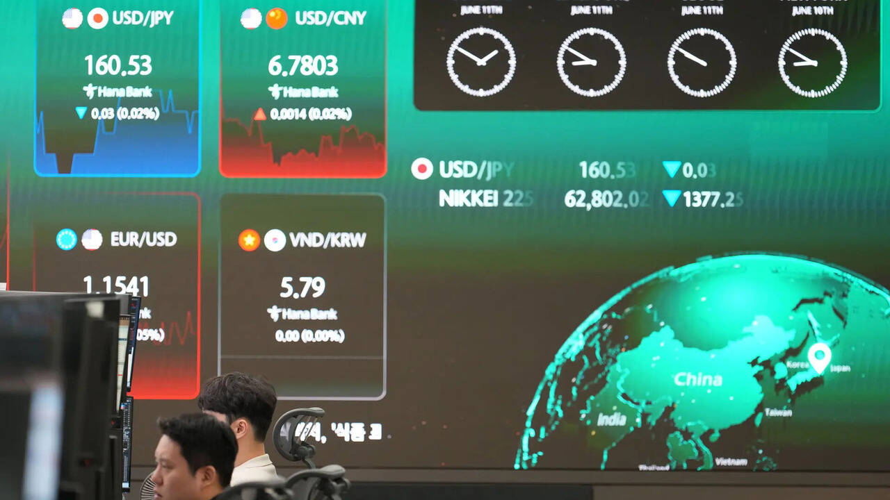 World shares mixed as AI stock sell-off continues and oil prices decline