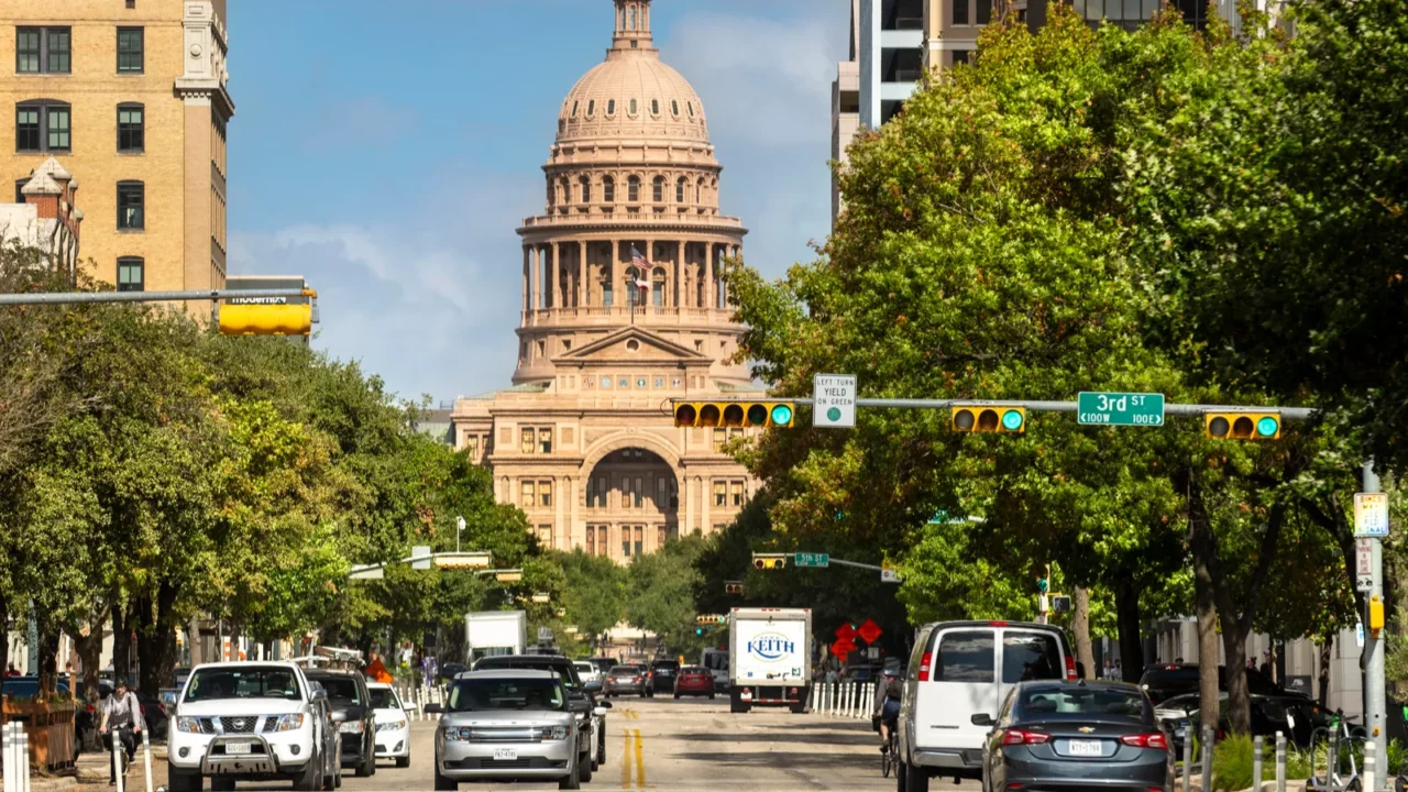 Texas ends Spanish CDL testing and tightens license eligibility rules