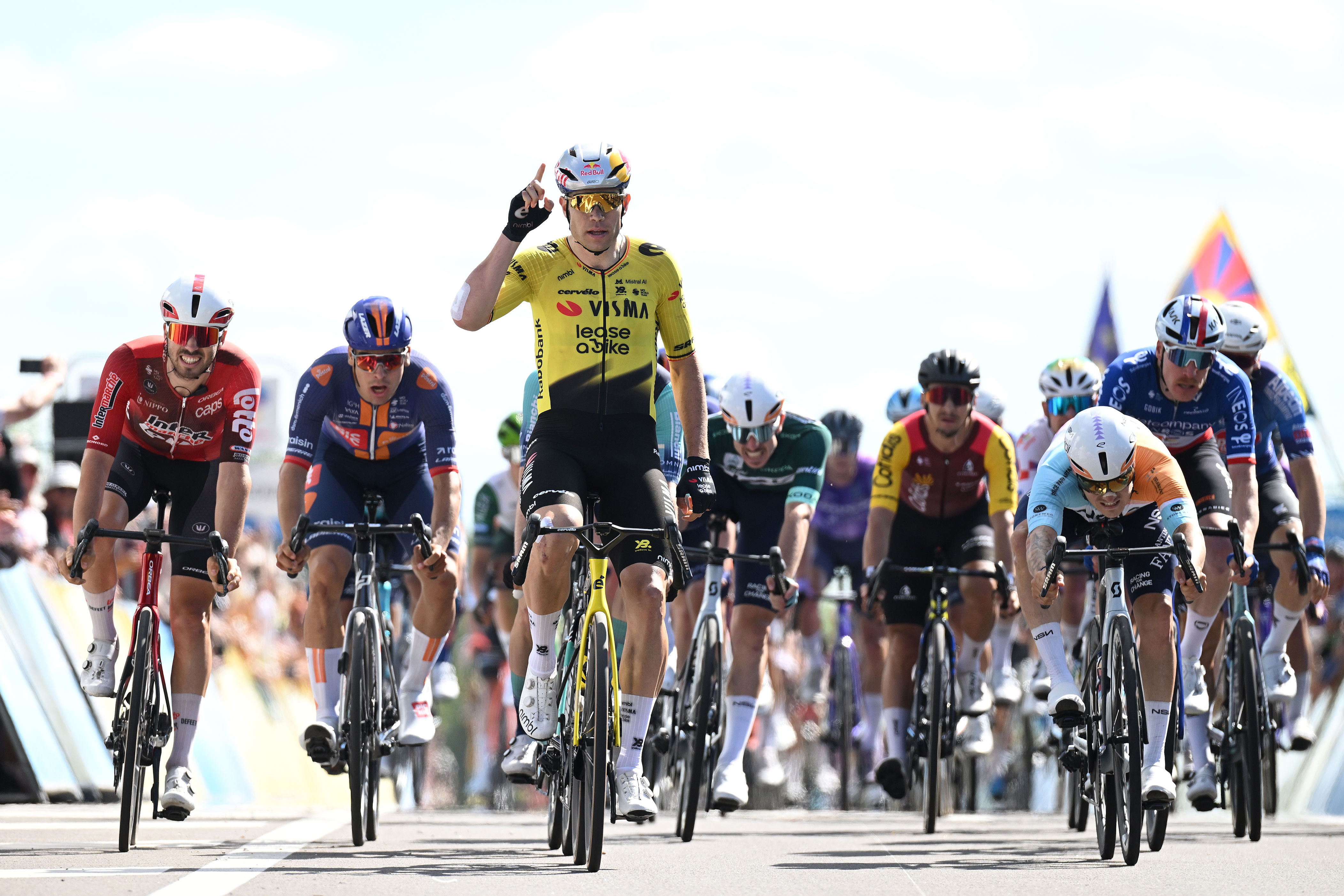 Wout van Aert sprint naar victorie in etappe 5 Tour Auvergne - Rhône-Alpes