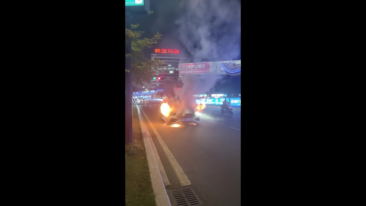 Mercedes-Benz catches fire on busy street in Yiwu, Zhejiang, China