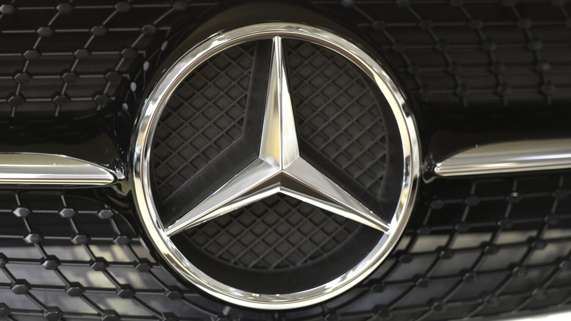 Weil Räder abfallen könnten: Über 2.700 Mercedes-Modelle müssen jetzt ...