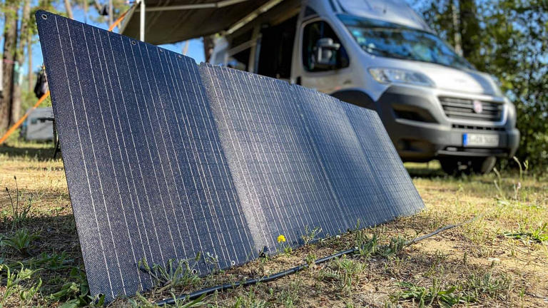 8 Solartaschen und 2 Solardecken im Test: Tragbare Sonnenenergie für Camper