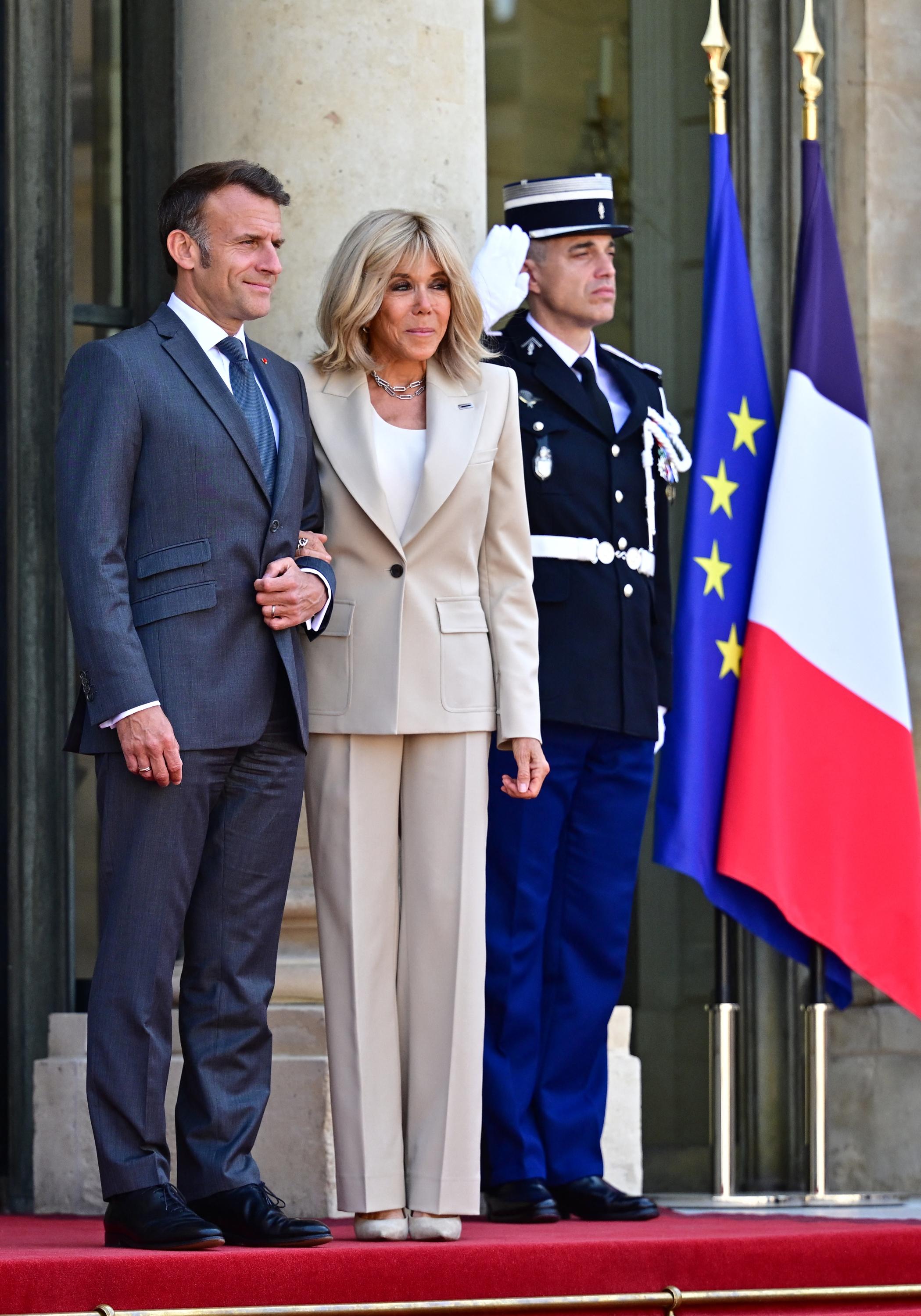 Au Havre, Brigitte Macron maîtrise l’art du t-shirt blanc, l’allié de ...