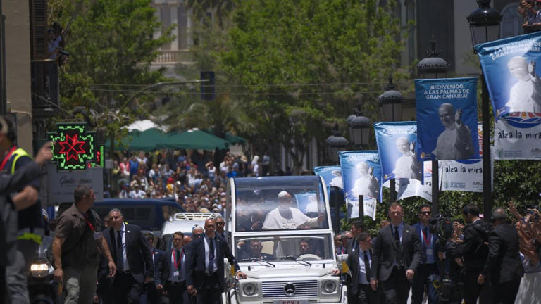 Los fieles arropan al papa León XIV durante el recorrido en papamóvil ...