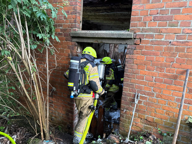 Strohballen in Flammen: Brand in der historischen Mühle in Vörie hält ...