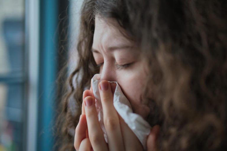 Éternuer en gardant les yeux ouverts, est-ce vraiment impossible