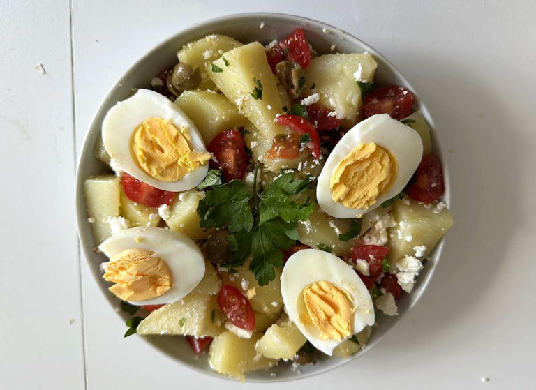 Salada de batata com queijo feta, ovo e tomate-cereja