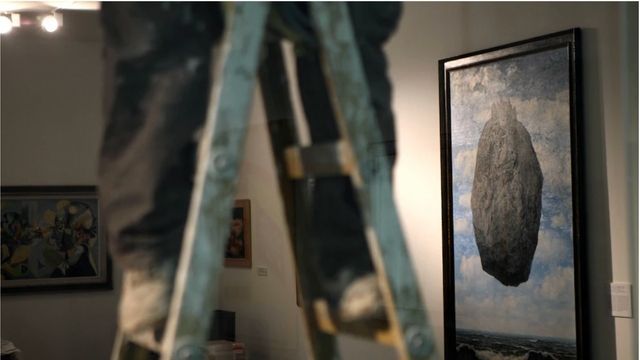 6-jähriger wirft mit Tannenzapfen Loch in berühmtes Magritte-Gemälde