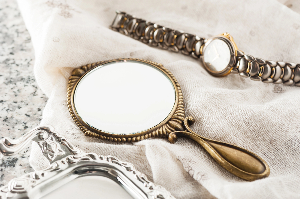 15 antique hand mirrors and vanity sets that are quietly gaining value