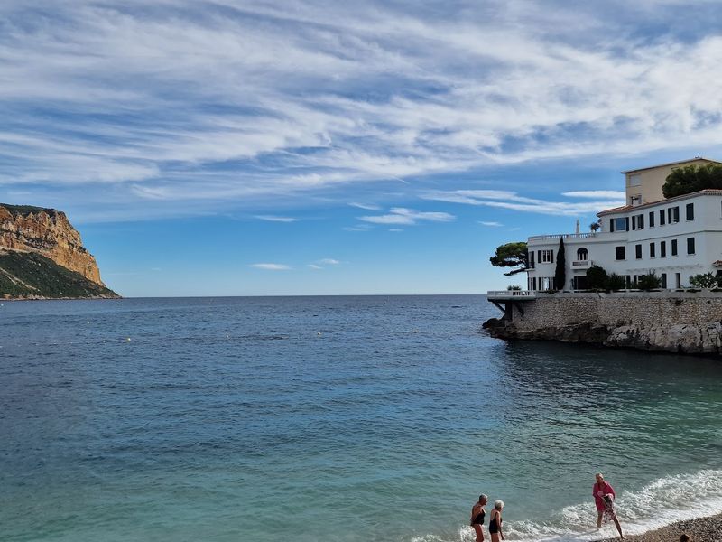 14 most charming small towns in France for coastal views, wine, and castles