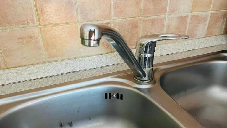 Sarroch senz’acqua per due giorni senza preavviso, il sindaco protesta