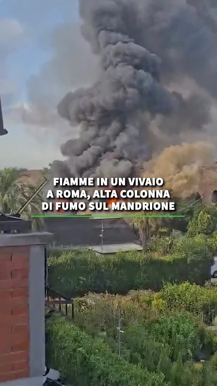 Fiamme in un vivaio a Roma, alta colonna di fumo sul Mandrione