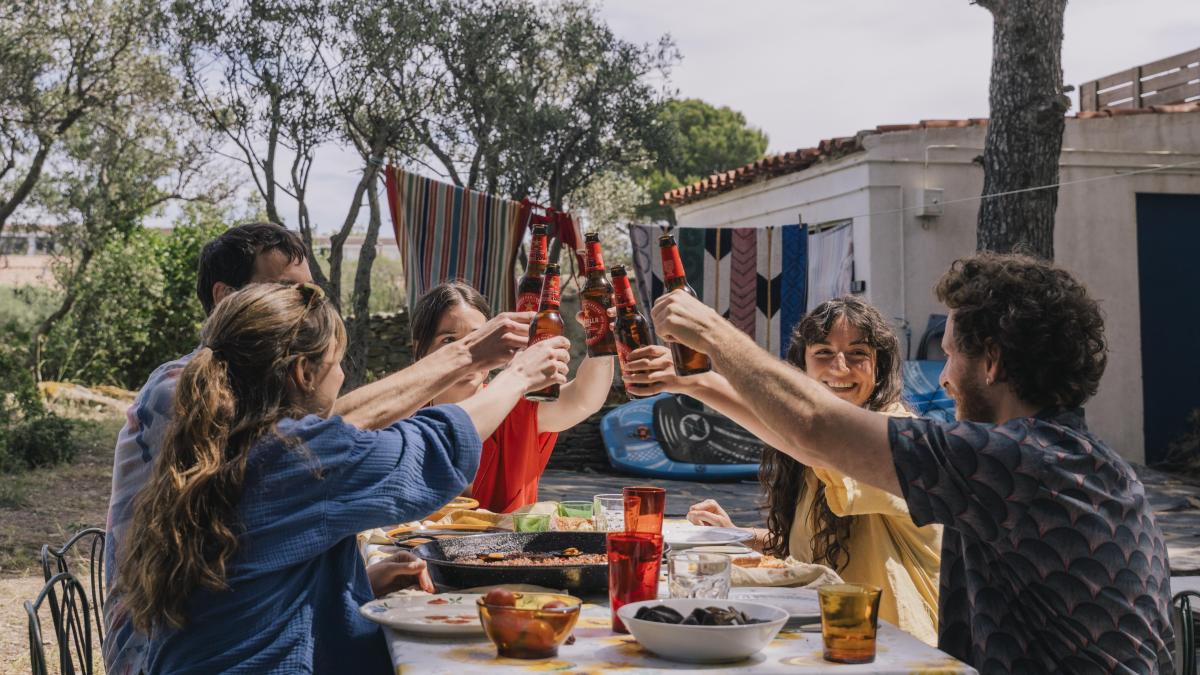 El anuncio de Estrella Damm rinde homenaje al Mediterráneo a través de ...