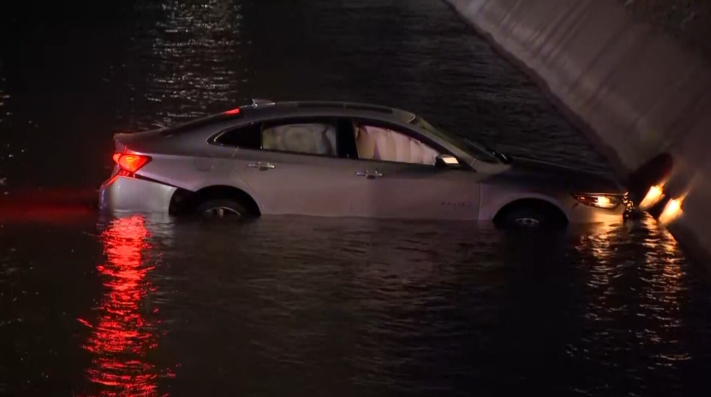 Suspected drunk driver detained after plunging into west Phoenix canal